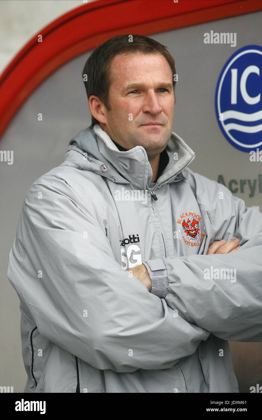 SIMON GRAYSON BLACKPOOL MANAGER BLOOMFIELD ROAD BLACKPOOL ENGLAND 04 ...