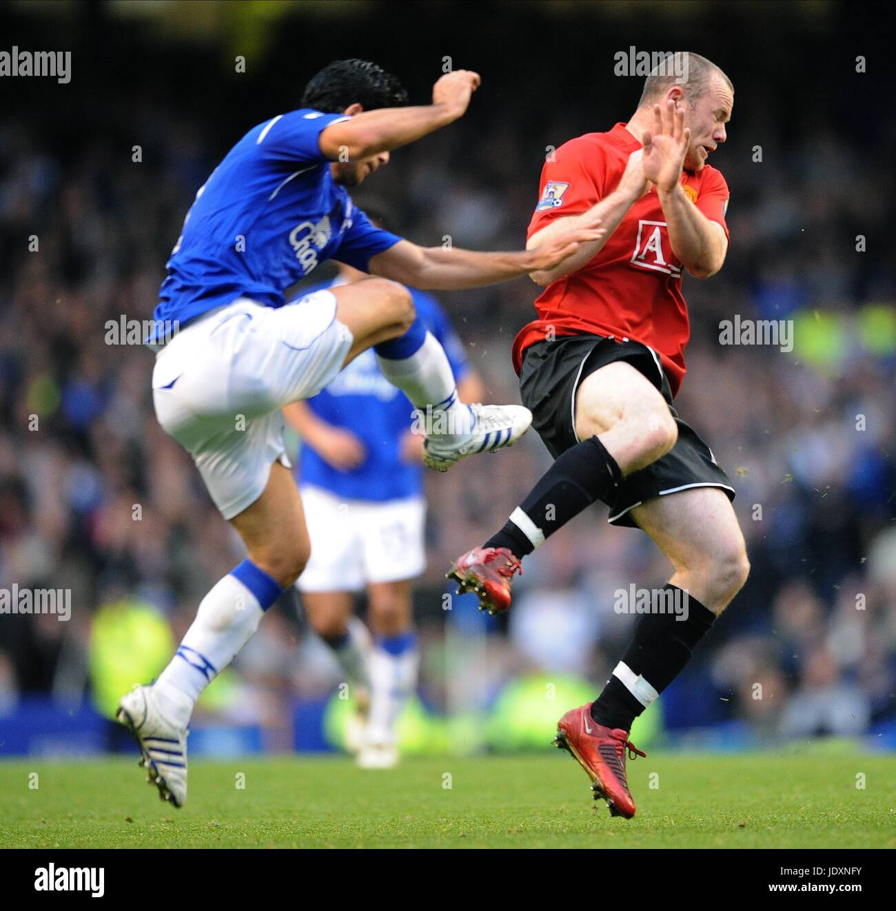 WAYNE ROONEY RECIVES YELLOW CARD FOR TACKLE WITH MIKEL ARTETA, EVERTON ...