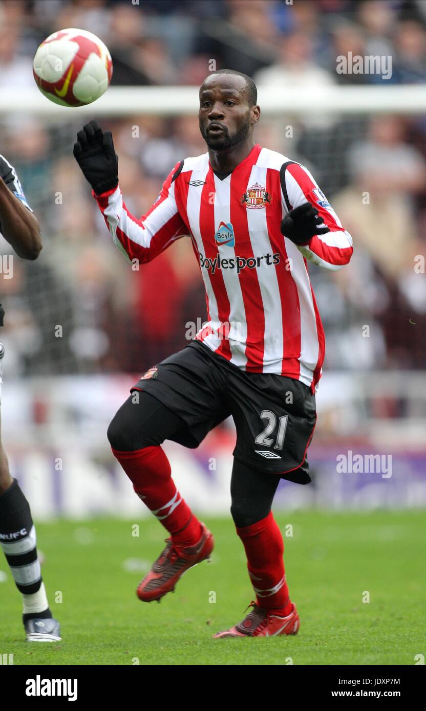 PASCAL CHIMBONDA SUNDERLAND FC STADIUM OF LIGHT SUNDERLAND ENGLAND 25 ...