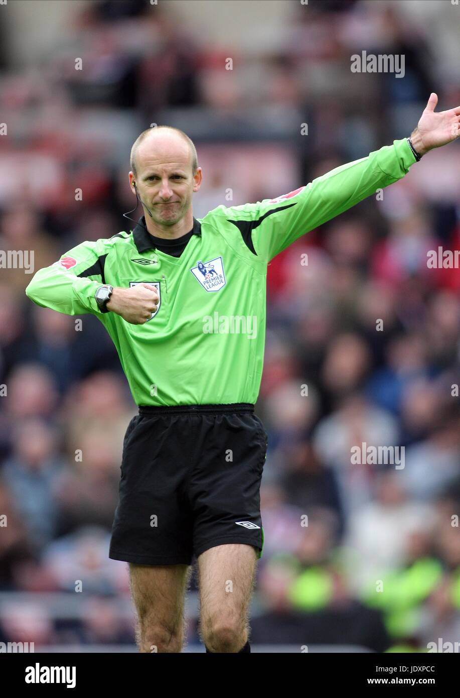 Mike riley referee hi-res stock photography and images - Alamy