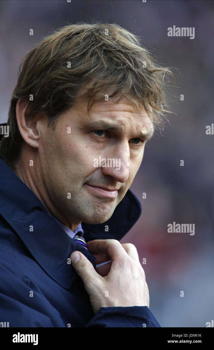 TONY ADAMS PORTSMOUTH FC MANAGER STADIUM OF LIGHT SUNDERLAND ENGLAND 08 ...