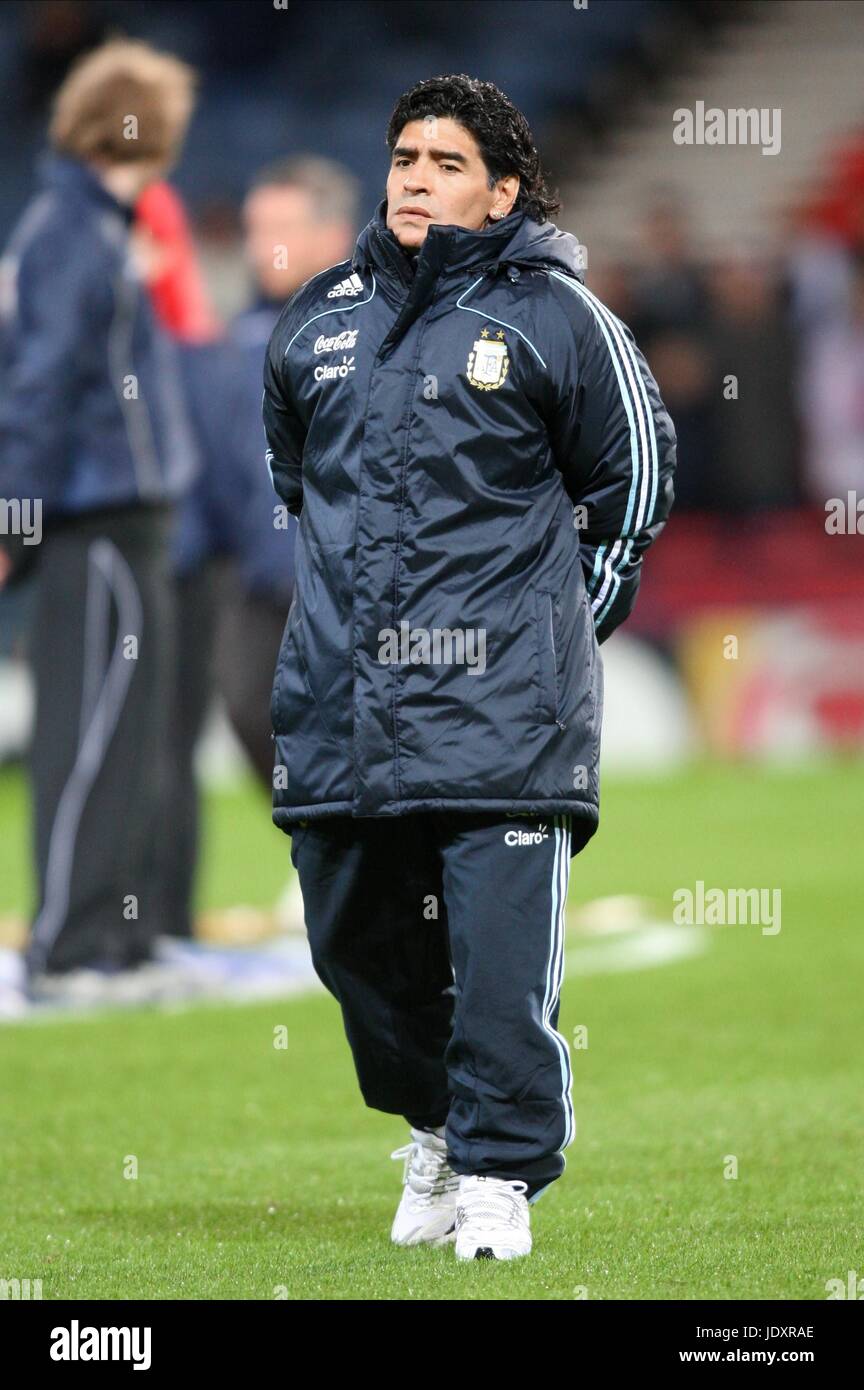 DIEGO MARADONA ARGENTINA COACH HAMPDEN PARK GLASGOW SCOTLAND 19 November 2008 Stock Photo - Alamy