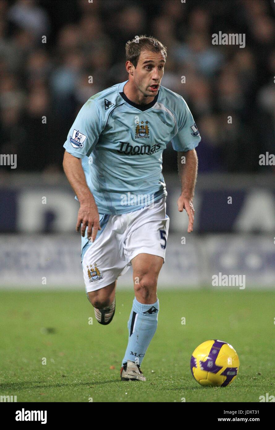 PABLO ZABALETA MANCHESTER CITY FC KC STADIUM HULL ENGLAND 16 November ...