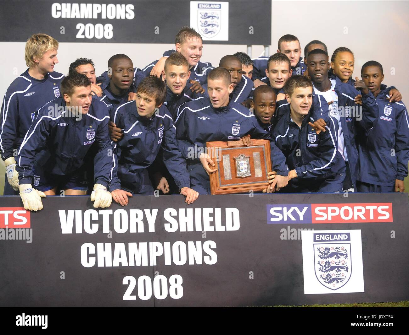 ENGLAND U16 CELEBRATE SKY SPORTS VICTORY SHIELD 2008 SINCIL BANK ...