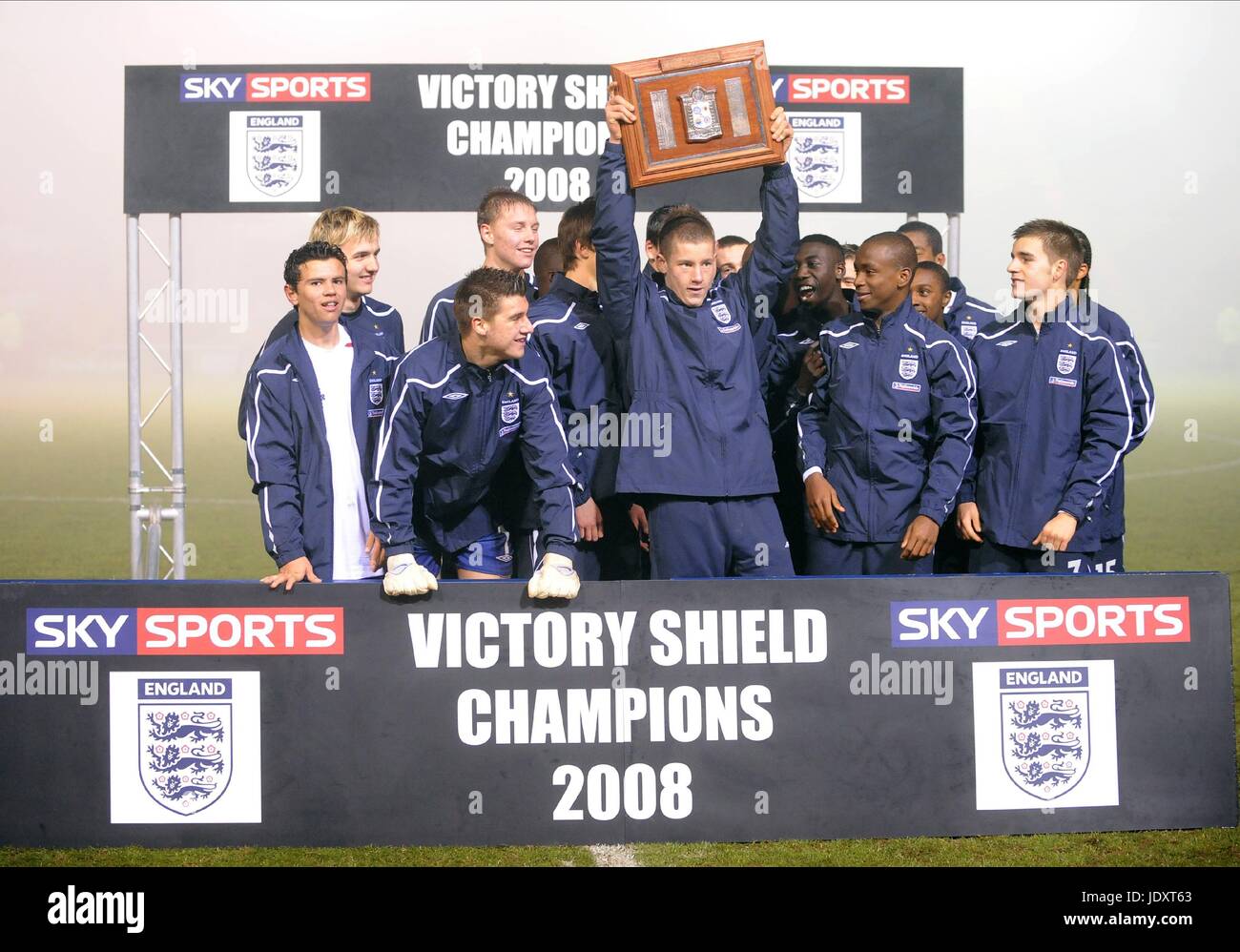 ENGLAND U16 CELEBRATE SKY SPORTS VICTORY SHIELD 2008 SINCIL BANK ...