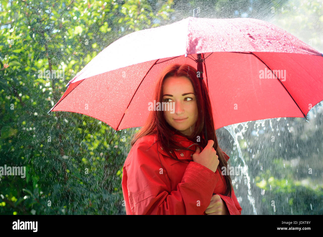 Frau im Regen Stock Photo - Alamy