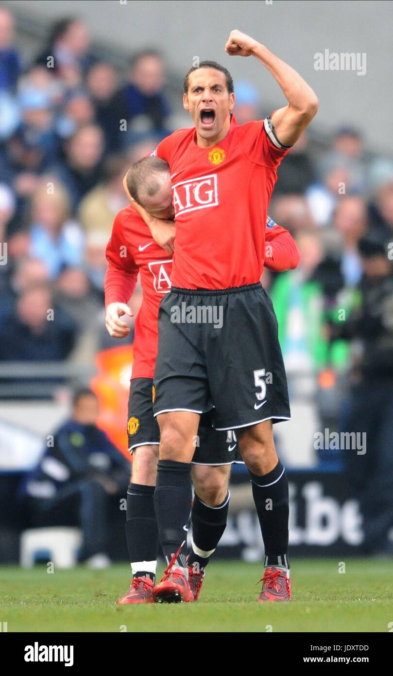 Wayne rooney and rio ferdinand hi-res stock photography and images - Alamy
