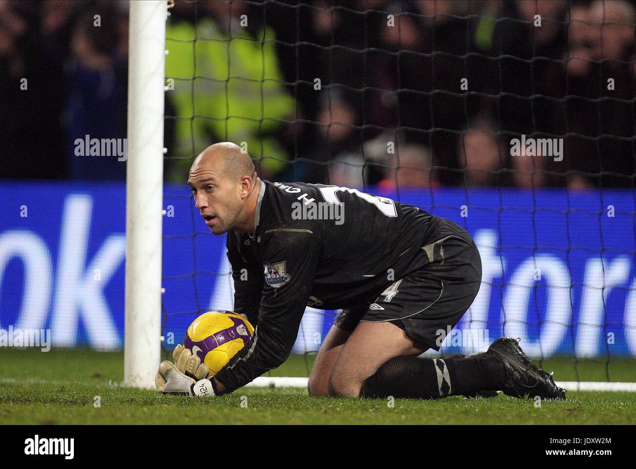 TIM HOWARD EVERTON FC CITY OF MANCHESTER STADIUM MANCHESTER ENGLAND 13 ...