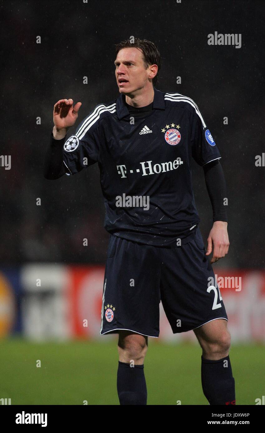 TIM BOROWSKI FC BAYERN MUNICH STADE DE GERLAND LYON FRANCE 10 December ...