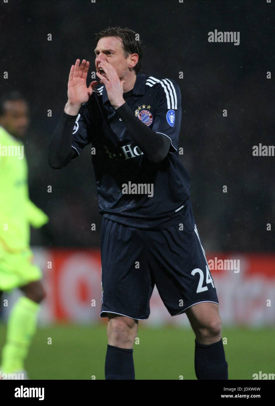 TIM BOROWSKI FC BAYERN MUNICH STADE DE GERLAND LYON FRANCE 10 December ...