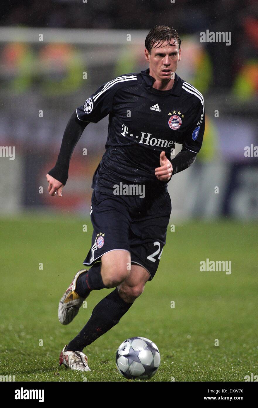 TIM BOROWSKI FC BAYERN MUNICH STADE DE GERLAND LYON FRANCE 10 December ...