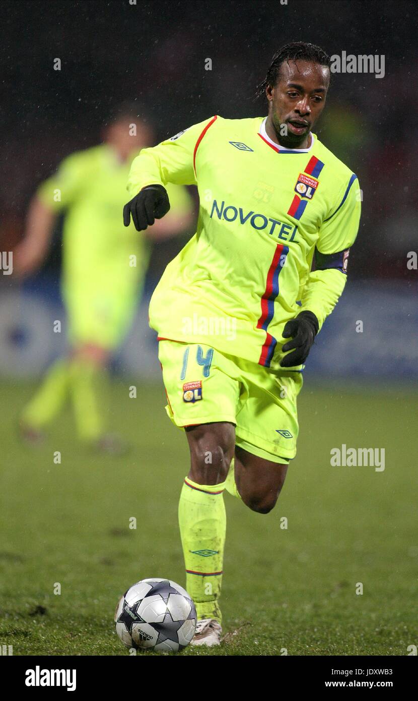 Olympique lyonnais sidney govou hi-res stock photography and images - Alamy