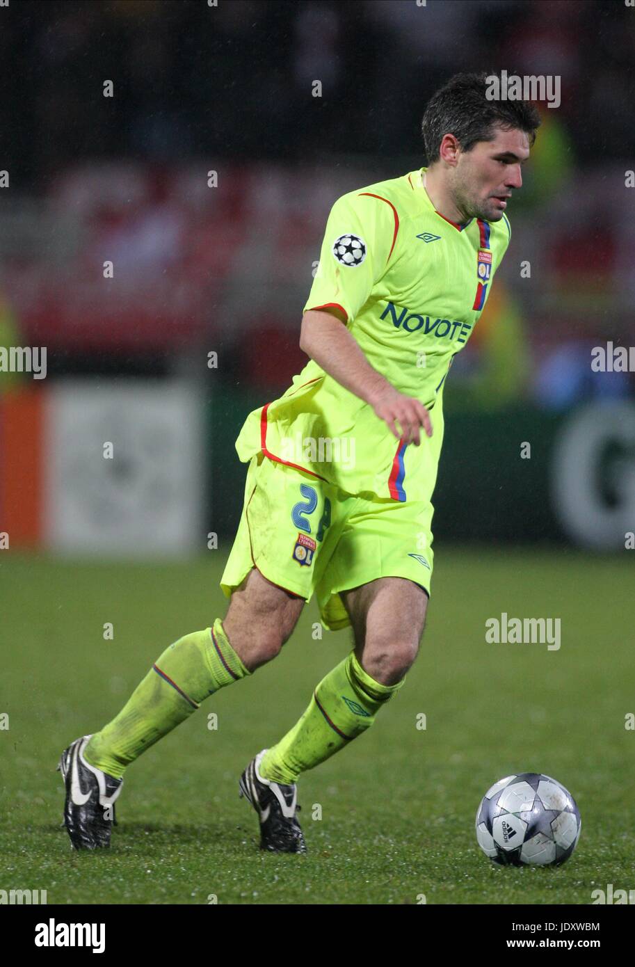 JEREMY TOULALAN OLYMPIQUE LYONNAIS STADE DE GERLAND LYON FRANCE 10 ...
