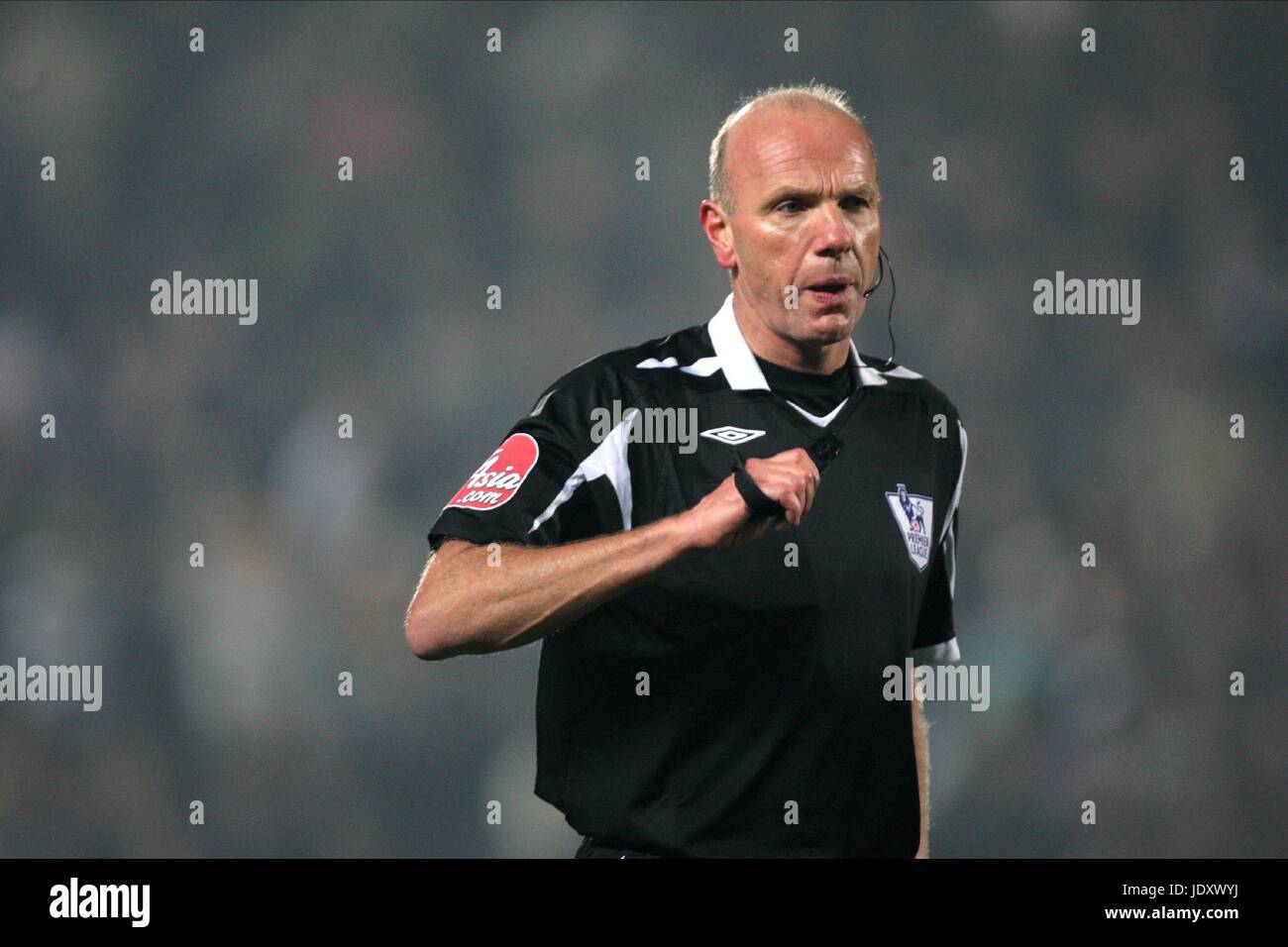 STEVE BENNETT . PREMIER LEAGUE REFEREE KC STADIUM HULL ENGLAND 30 ...
