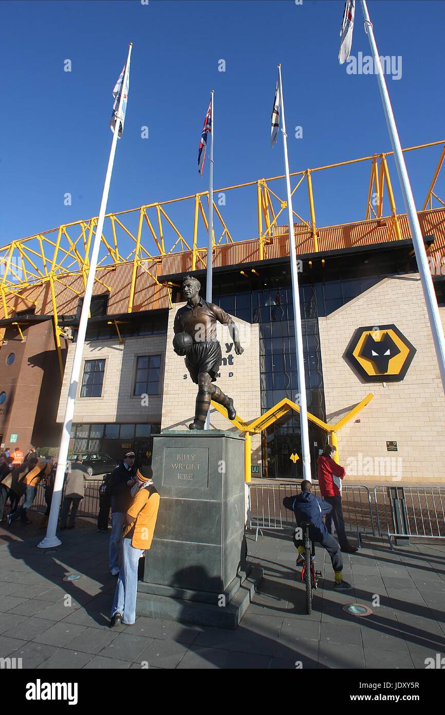 MOLINEUX STADIUM & STATUE WOLVES STADIUM MOLINEUX STADIUM WOLVERHAMPTON ...
