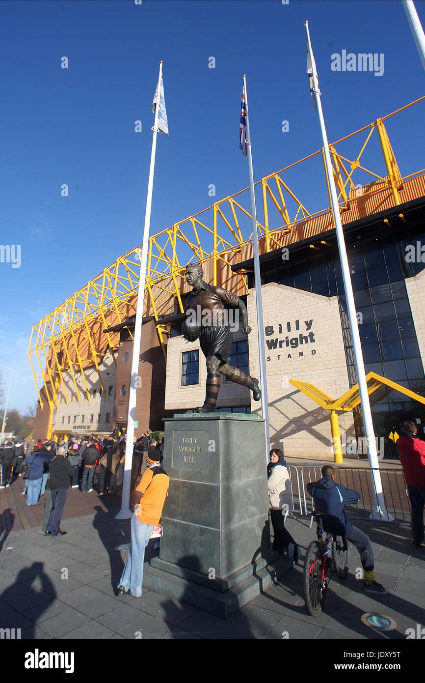 MOLINEUX STADIUM & STATUE WOLVES STADIUM MOLINEUX STADIUM WOLVERHAMPTON ...