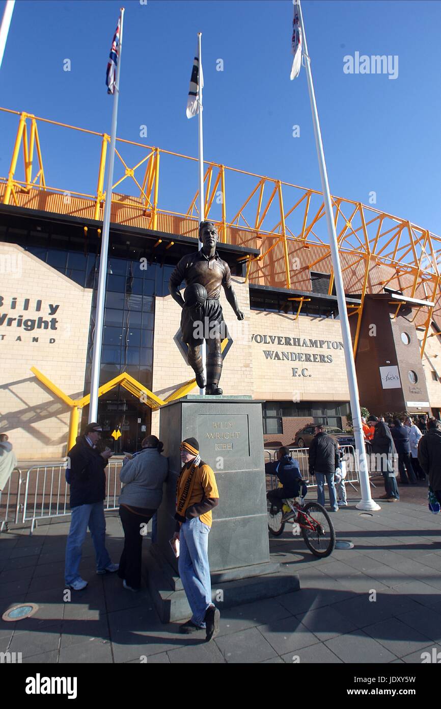 MOLINEUX STADIUM & STATUE WOLVES STADIUM MOLINEUX STADIUM WOLVERHAMPTON ...