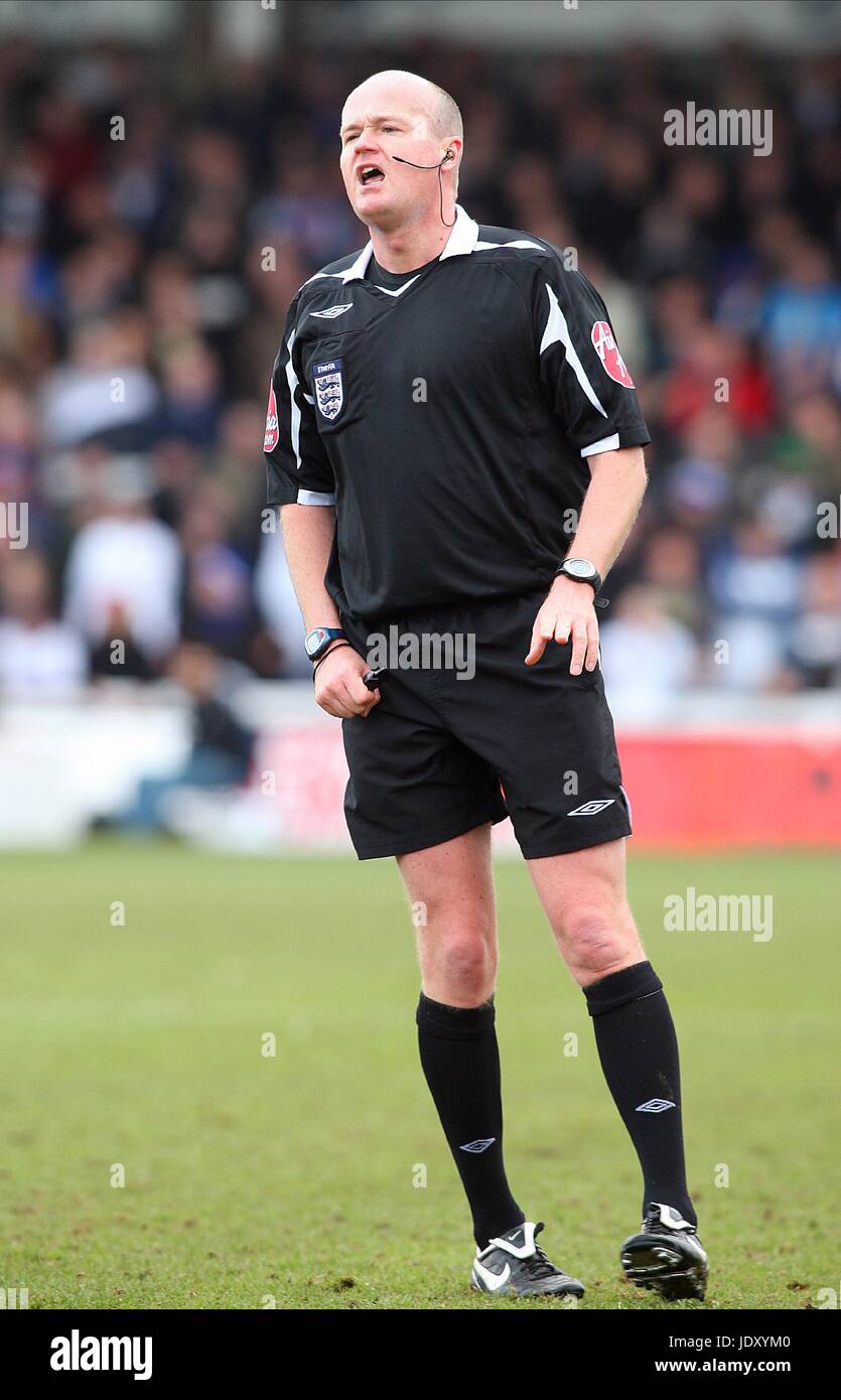Full length referee football utd hi-res stock photography and images ...