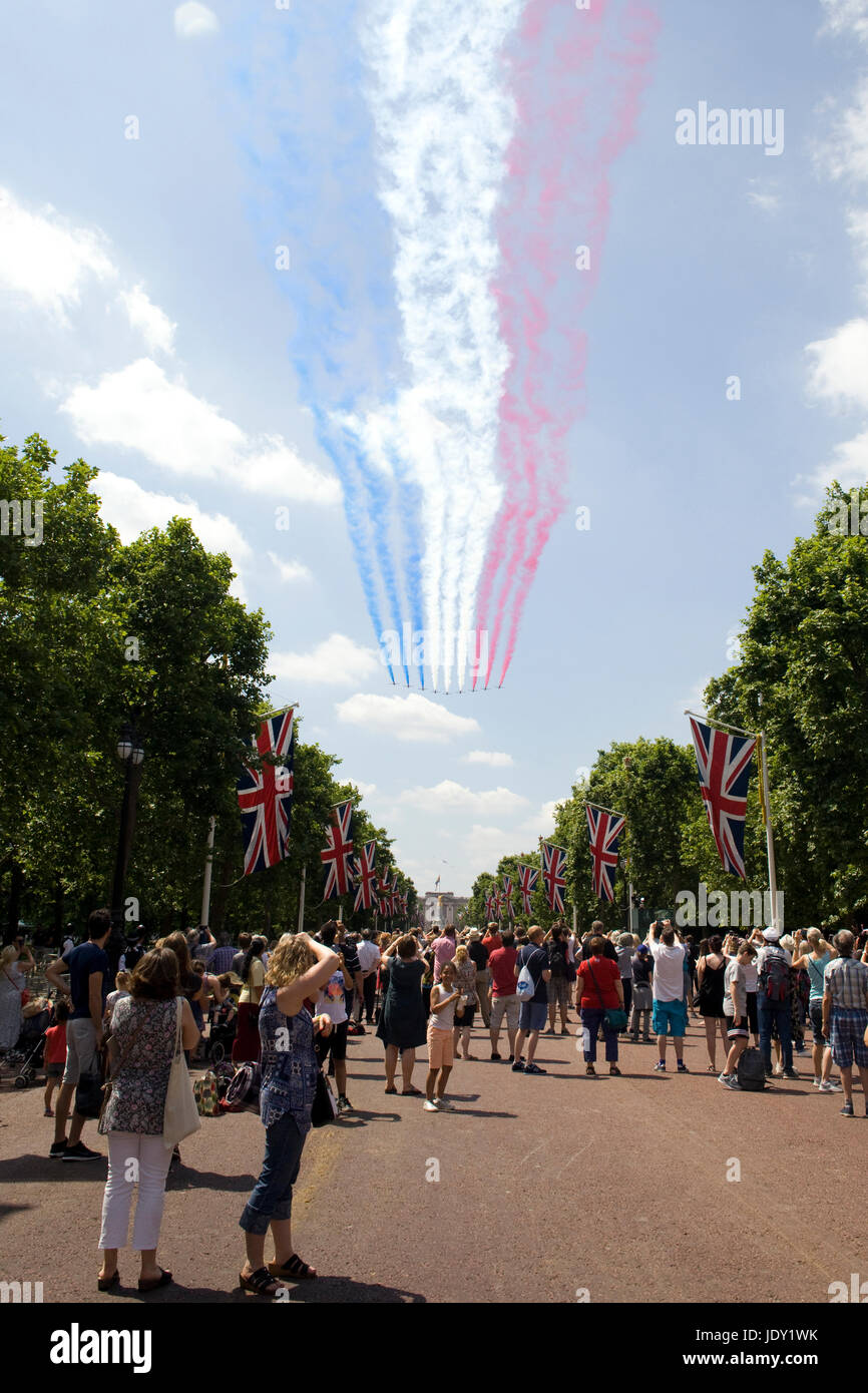 Red arrows fly over london hi-res stock photography and images - Alamy