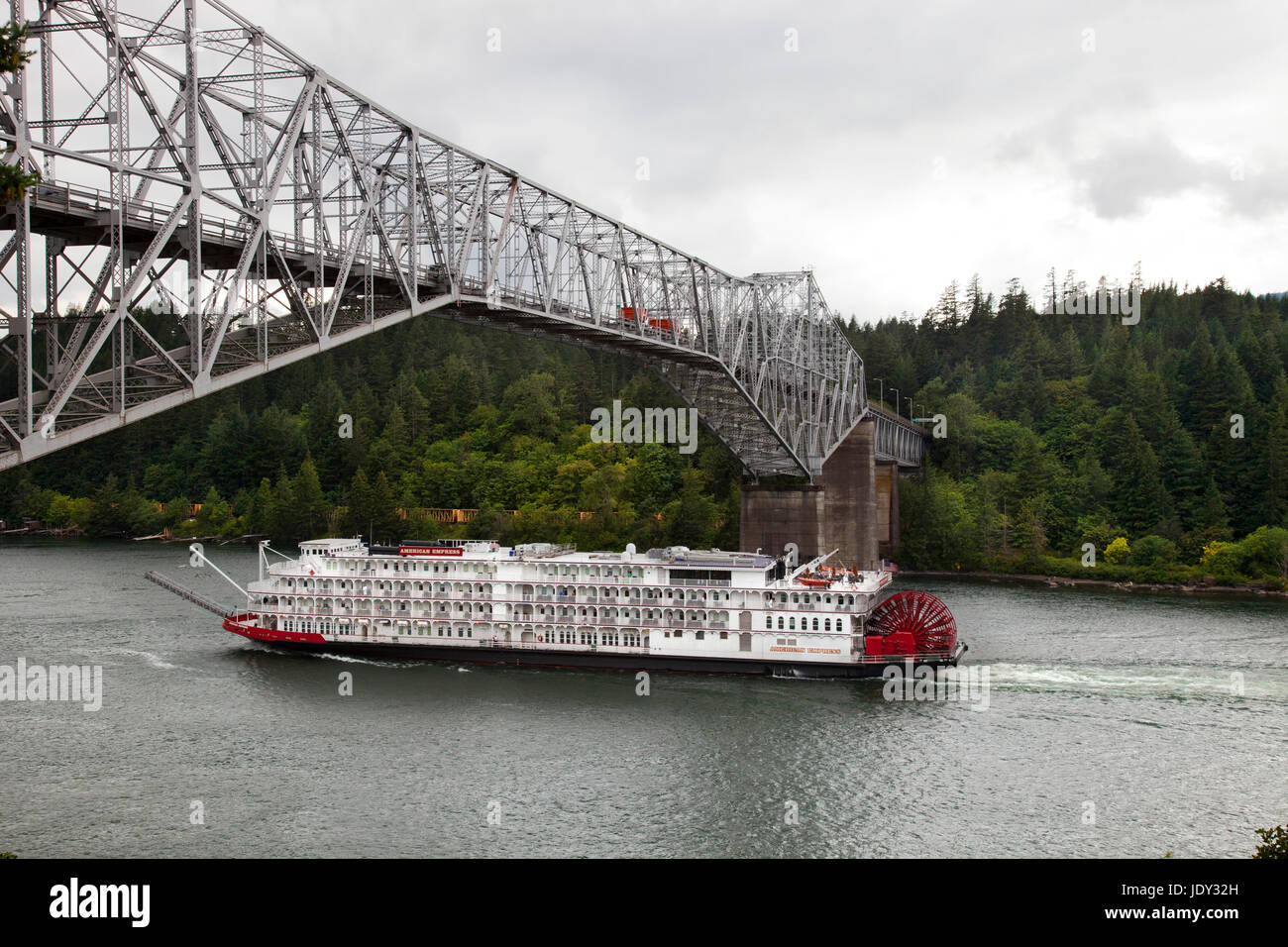 Bridge of the gods and touristic river boat, Columbia river gorge, area ...