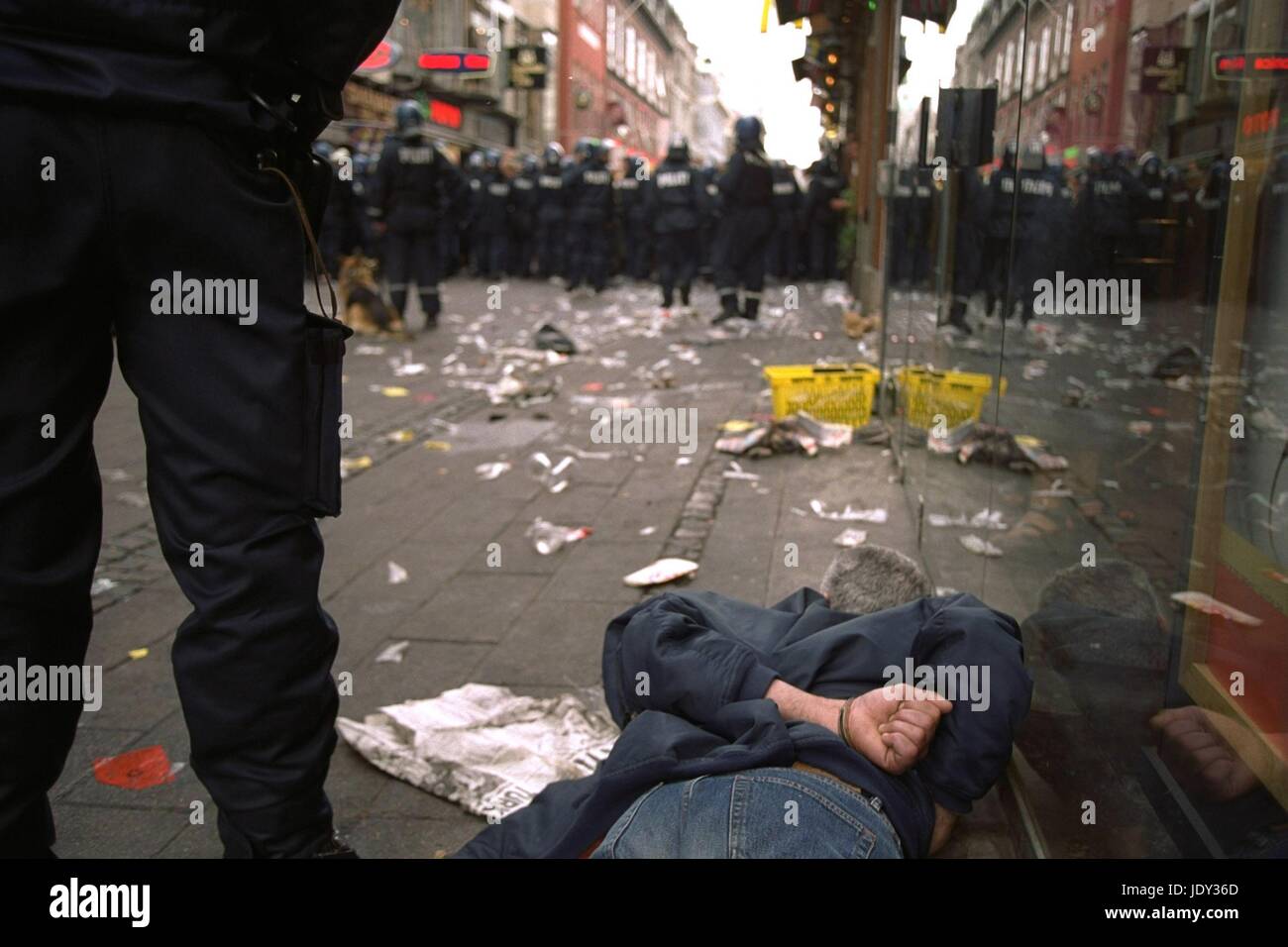 SUBDUED HOOLIGAN & RIOT POLICE GALATASARAY V ARSENAL UEFA CUP 17 May ...