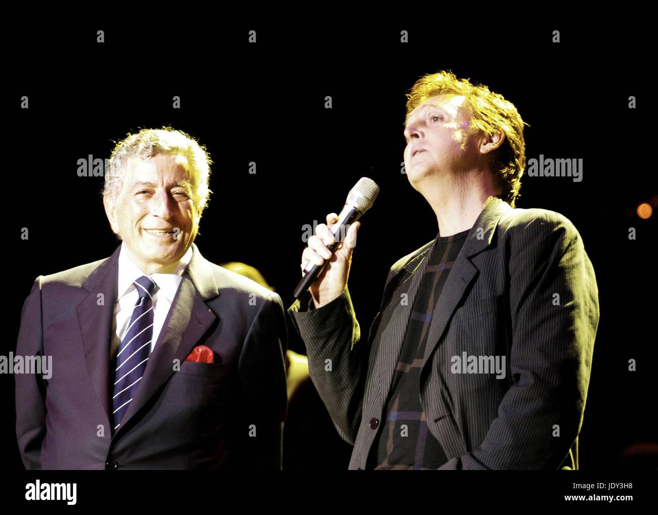 Paul McCartney joins Tony Bennett onstage for a song at the Bridge ...