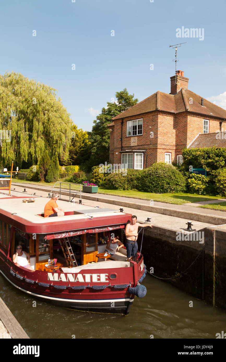 Shiplake lock hi-res stock photography and images - Alamy