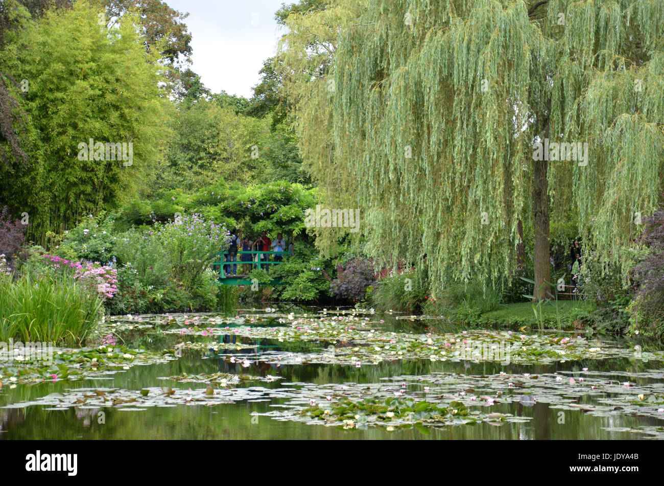 Claude monet garden giverny bridge hi-res stock photography and images ...