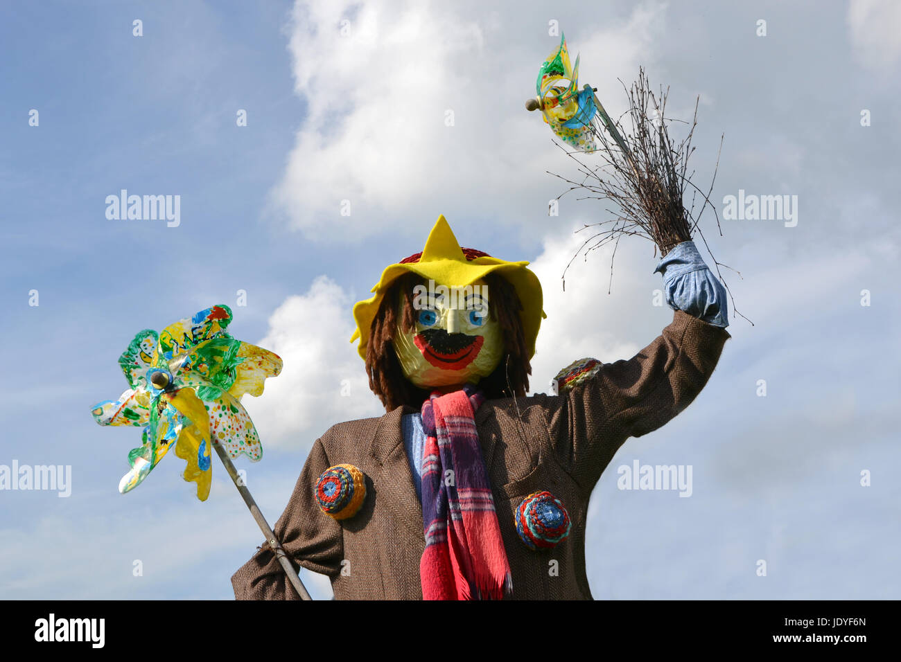 Scarecrow birds hi-res stock photography and images - Alamy