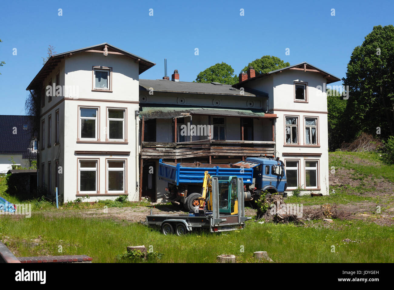 Overgrownold hi-res stock photography and images - Alamy