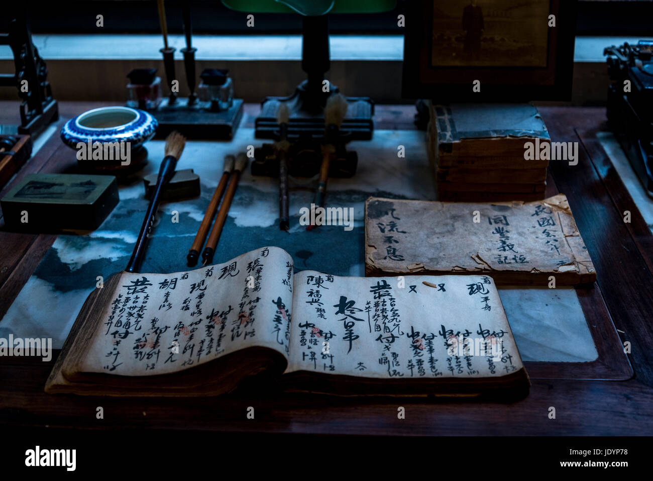 Chinese writing display hi-res stock photography and images - Alamy