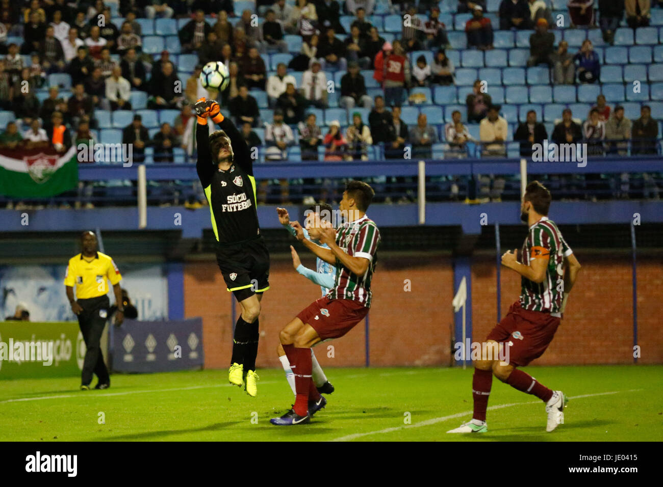 FLORIAN'POLIS, SC - 21.06.2017: AVAÍ X FLUMINENSE - Júlio César do ...