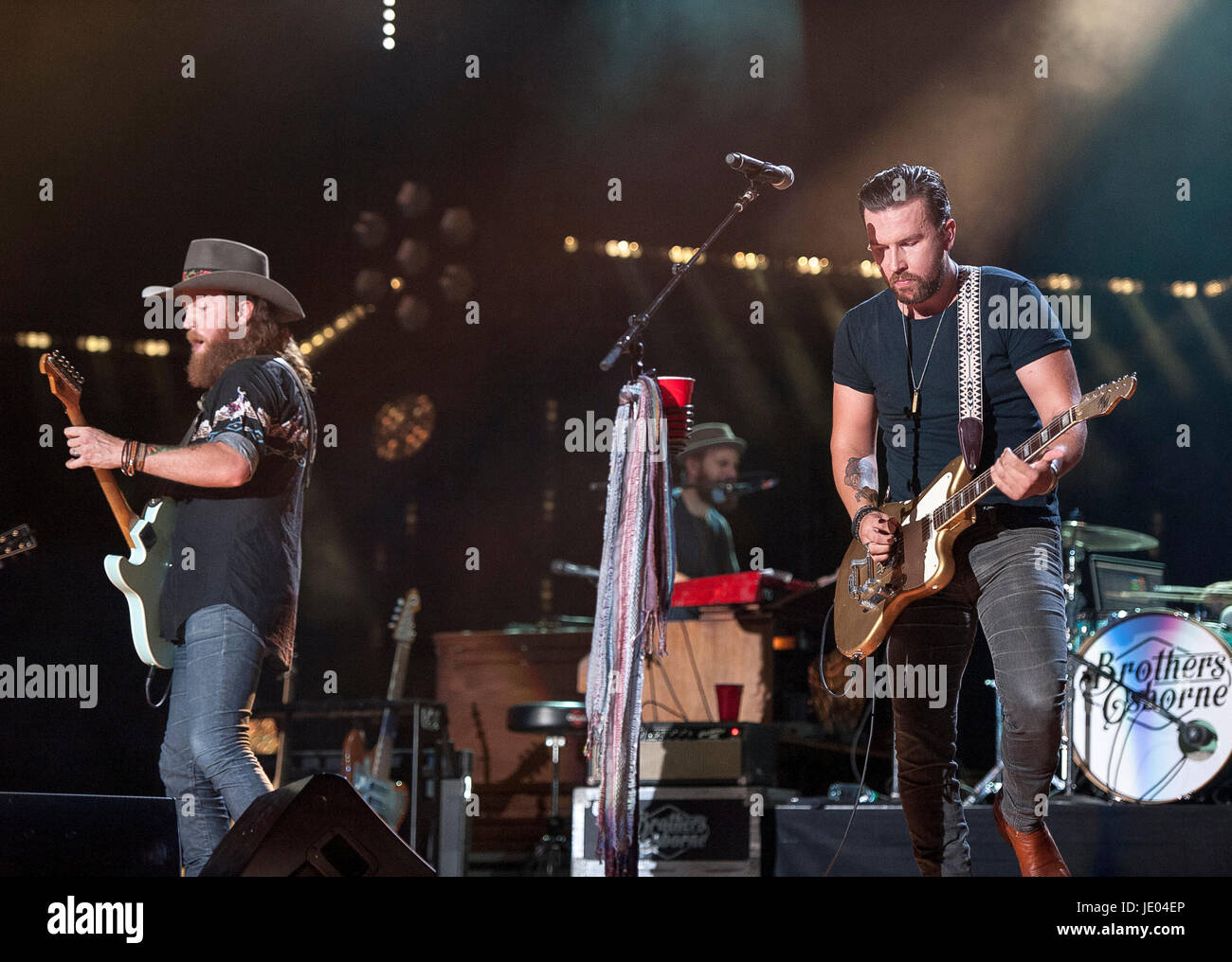 Jun. 11, 2017 - Nashville, Tennessee; USA - (L-R) Guitarist JOHN ...