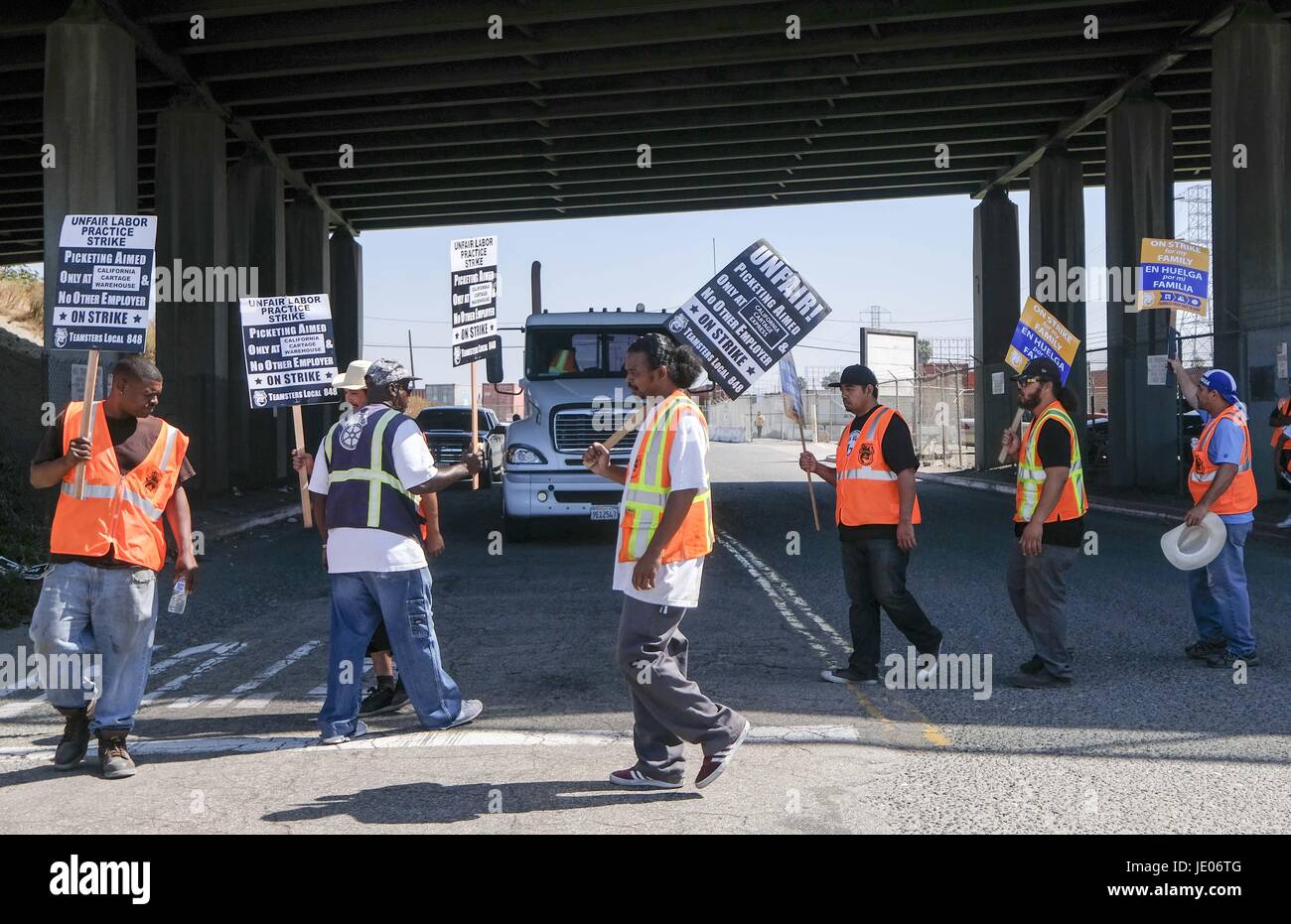 Los Angeles, California, USA. 4th Jan, 2017. Warehouse workers and ...