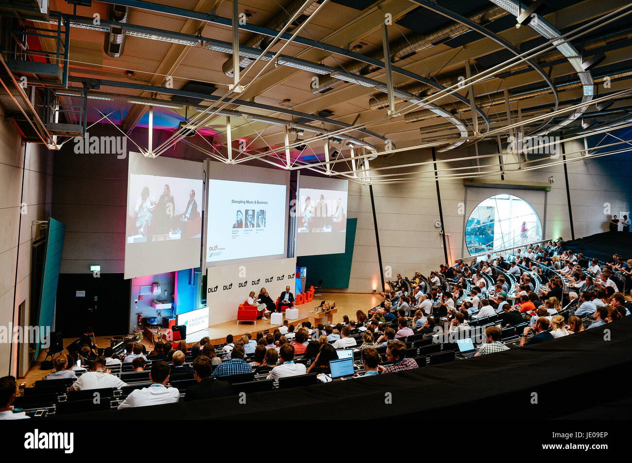 BAYREUTH/GERMANY - JUNE 21: (l-r) Steffi Czerny (DLD) talks with ...