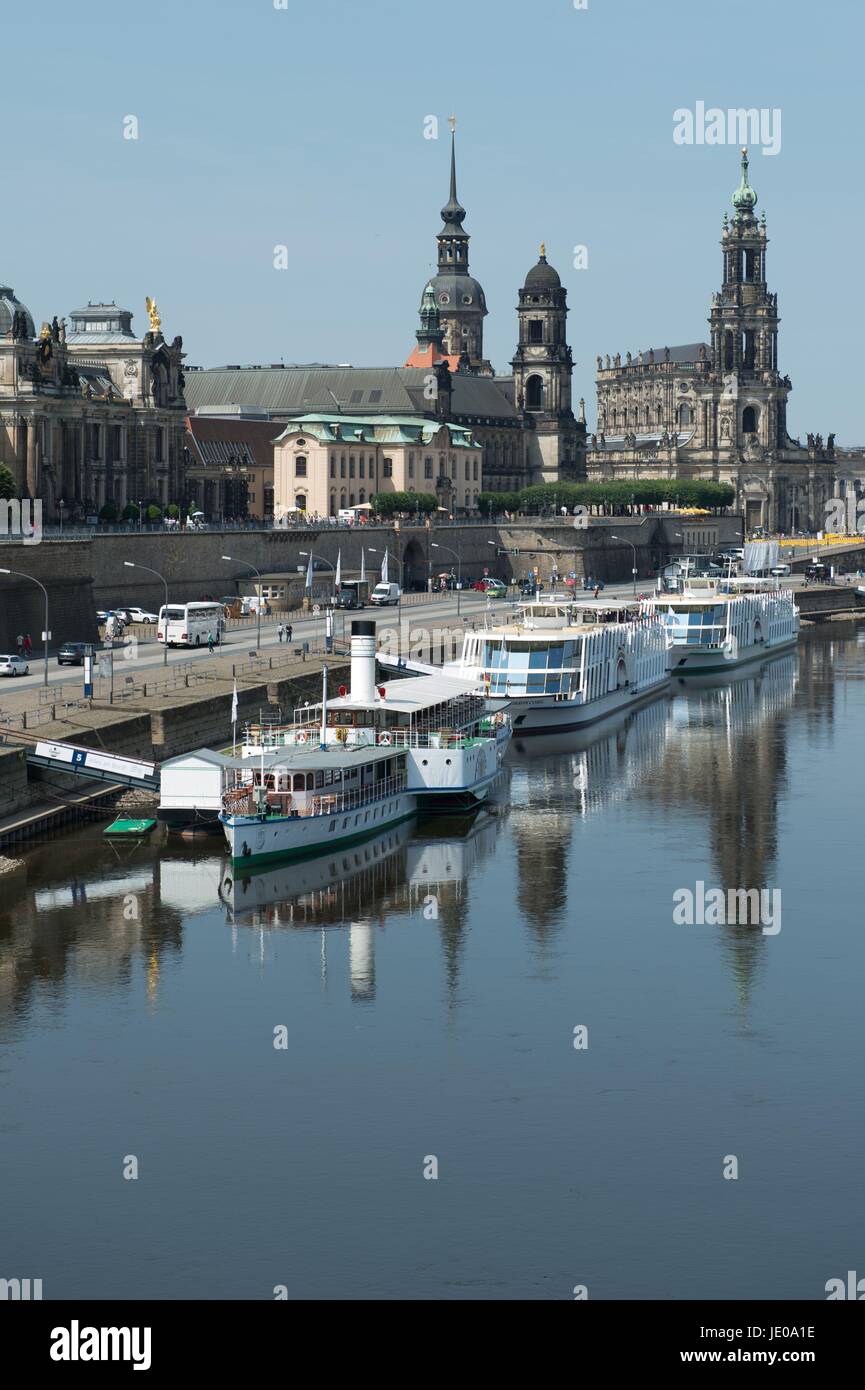 Paddle steamers and pleasure barges of the Saxonian steam shipping ride ...