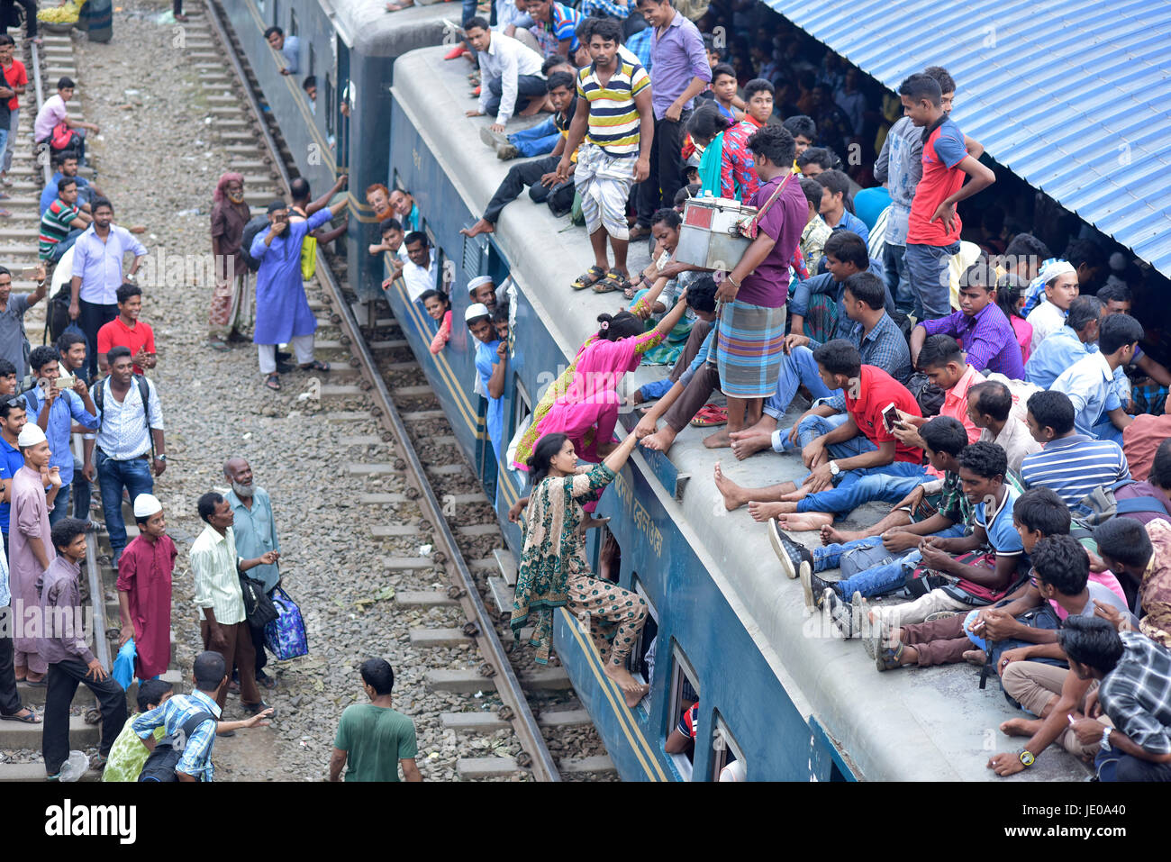 Dhaka, Bangladesh. 22nd Jun, 2017. Bangladeshi homebound people try to ...