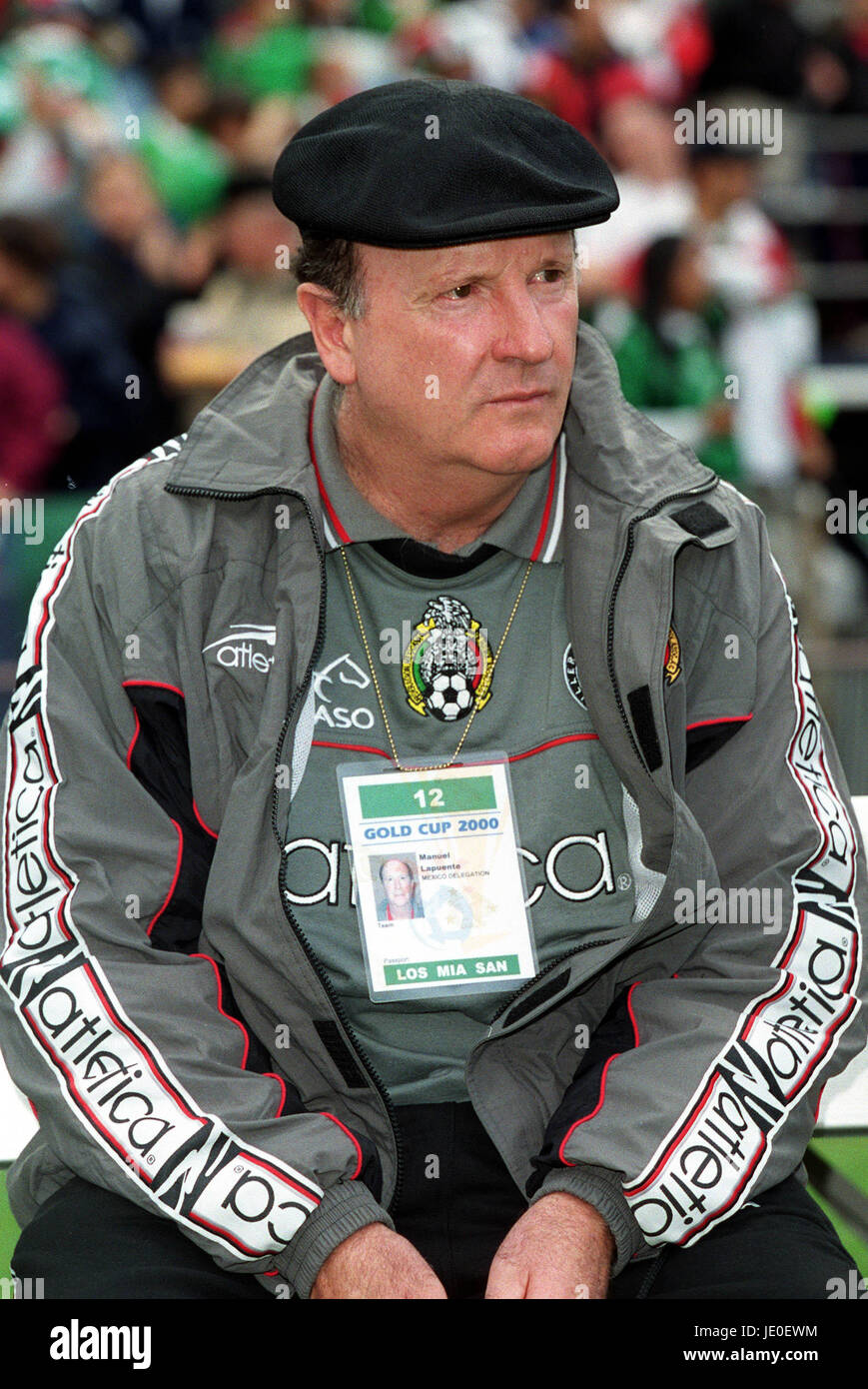 MANUEL LAPUENTE MEXICO FOOTBALL COACH 26 February 2000 Stock Photo - Alamy