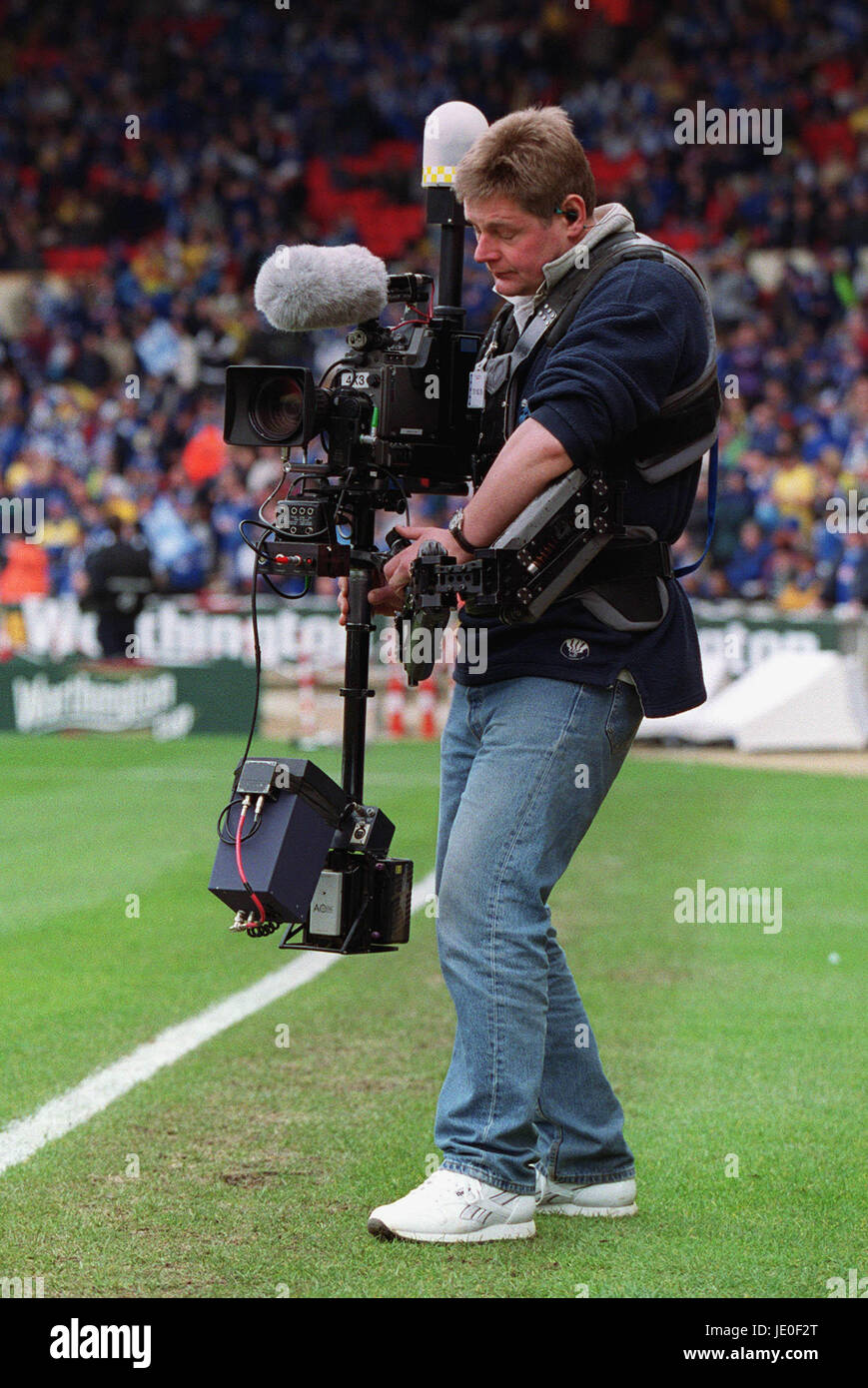 SKY TV CAMERAMAN SKY TV CAMERAMAN 27 February 2000 Stock Photo - Alamy