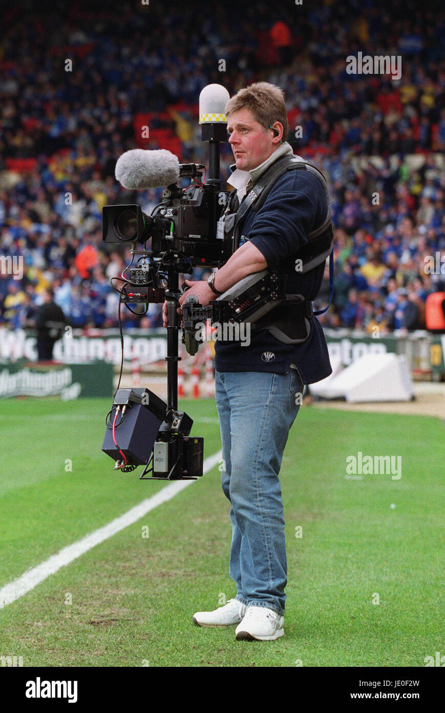 SKY TV CAMERAMAN SKY TV CAMERAMAN 27 February 2000 Stock Photo - Alamy