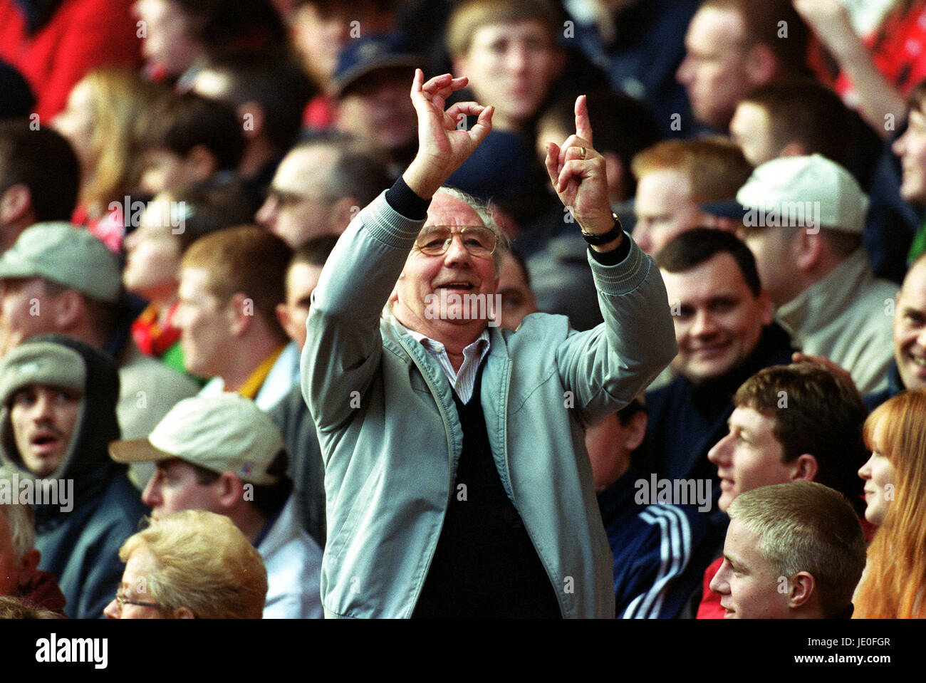 LIVERPOOL FAN HAND SIGNS SCORE LIVERPOOL V SUNDERLAND 11 March 2000 ...