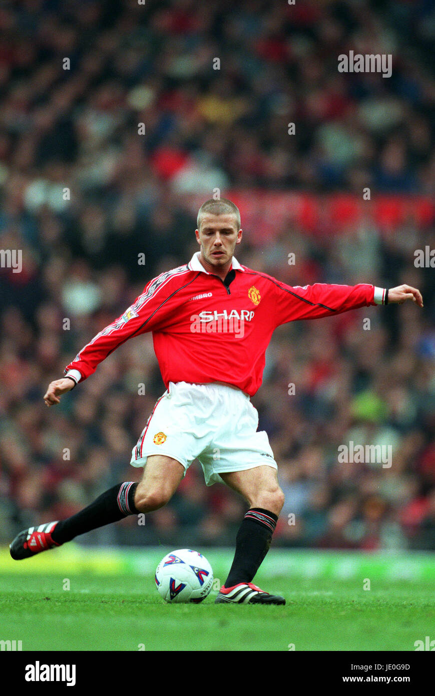 DAVID BECKHAM MANCHESTER UNITED FC 01 April 2000 Stock Photo - Alamy