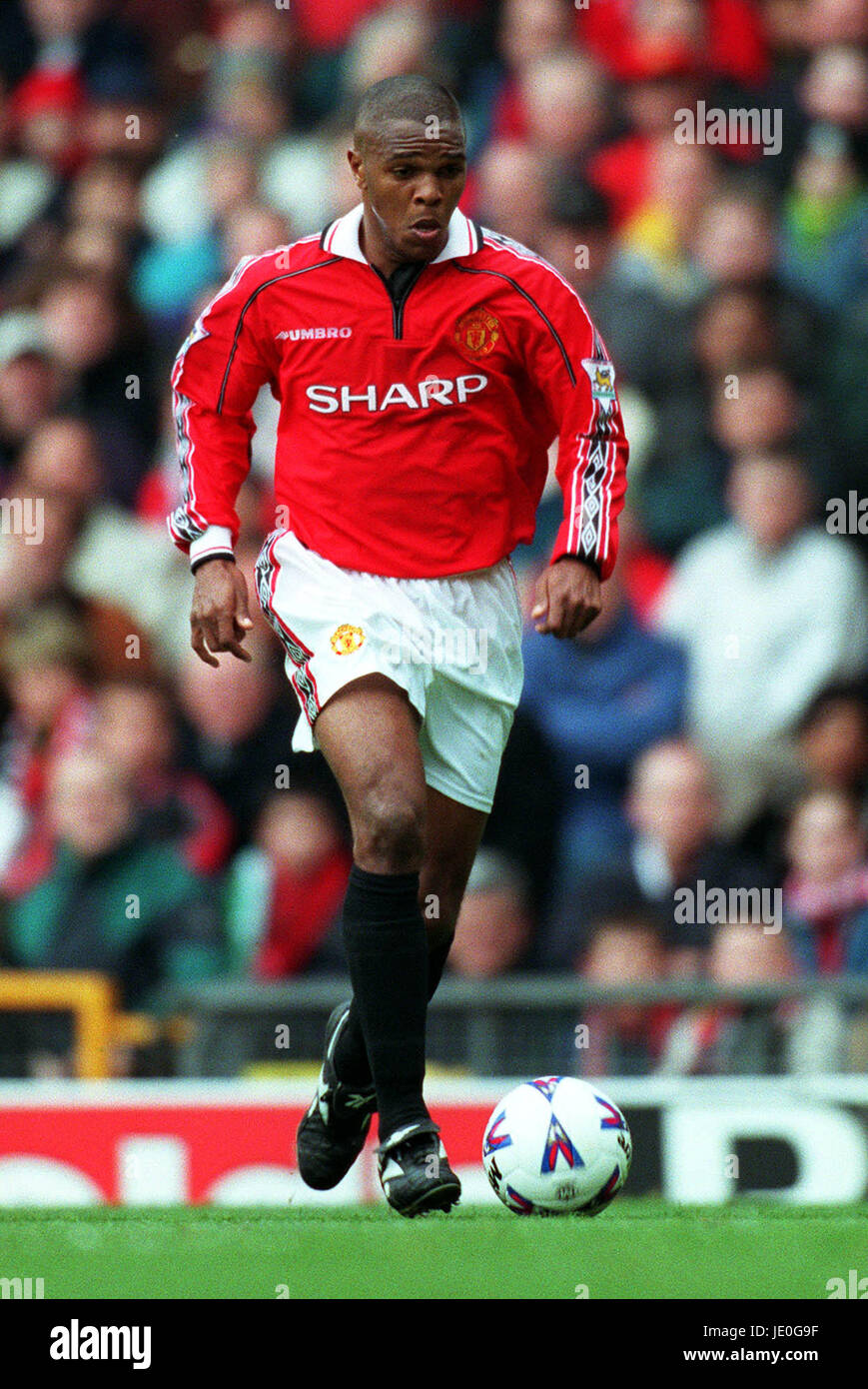 QUINTON FORTUNE MANCHESTER UNITED FC 01 April 2000 Stock Photo - Alamy