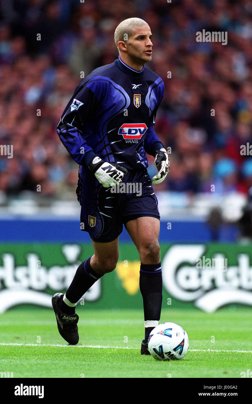 DAVID JAMES ASTON VILLA FC 02 April 2000 Stock Photo - Alamy