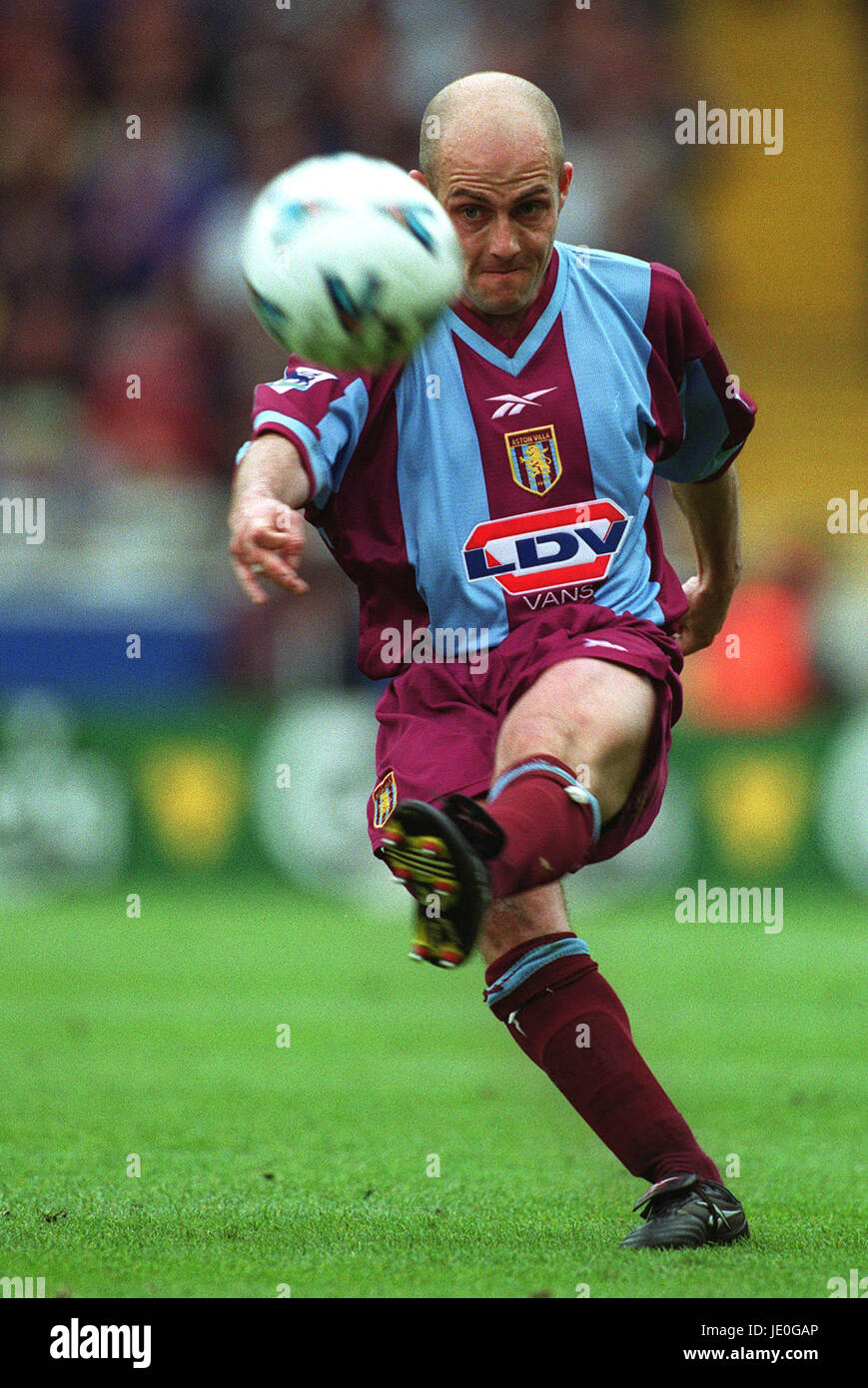 ALAN WRIGHT ASTON VILLA FC 02 April 2000 Stock Photo - Alamy