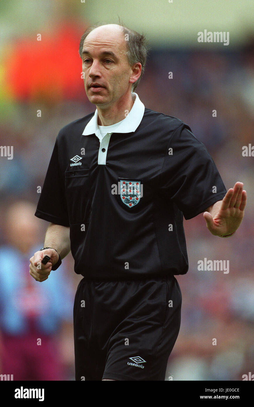 DAVID ELLERAY PREMIER LEAGUE REFEREE 02 April 2000 Stock Photo - Alamy