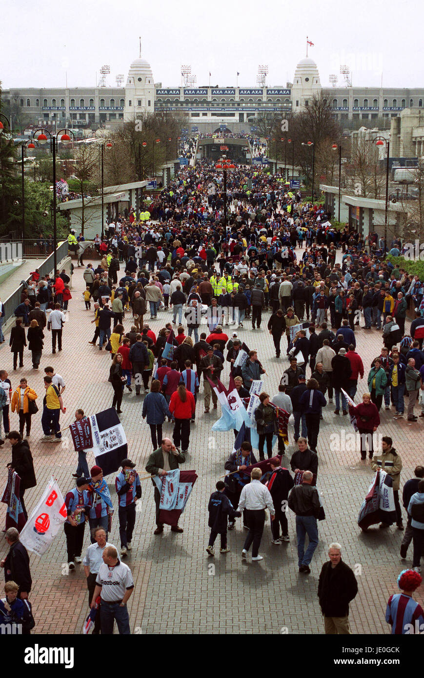 TWIN TOWERS & WEMBLEY WAY WEMBLEY STADIUM 02 April 2000 Stock Photo - Alamy