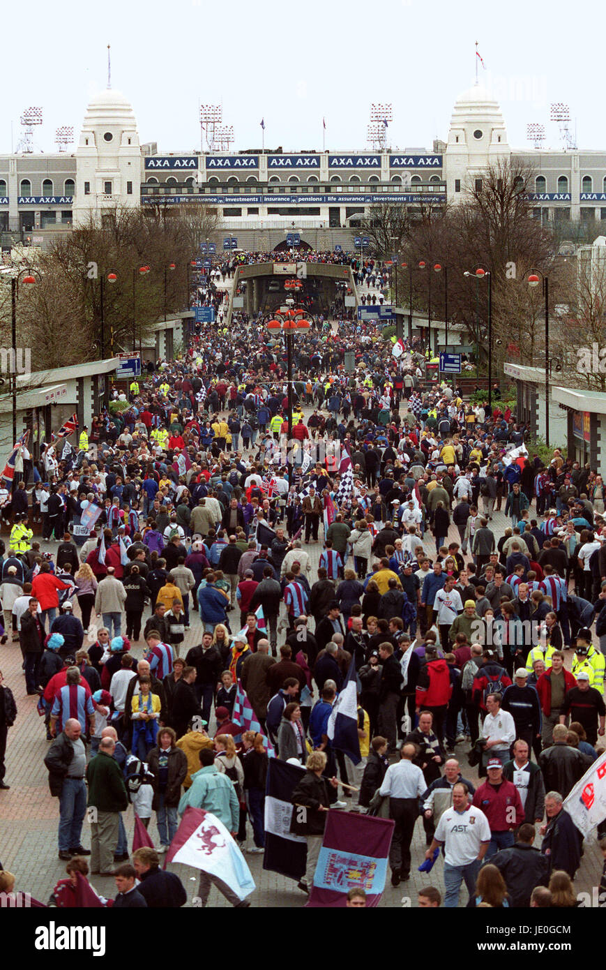 TWIN TOWERS & WEMBLEY WAY WEMBLEY STADIUM 02 April 2000 Stock Photo - Alamy