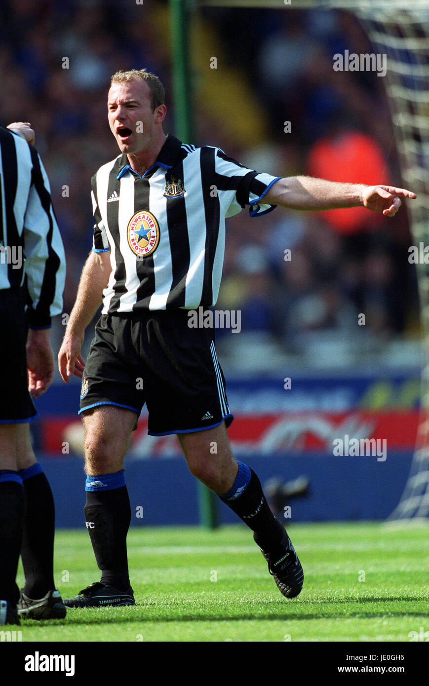 ALAN SHEARER NEWCASTLE UNITED FC 09 April 2000 Stock Photo - Alamy