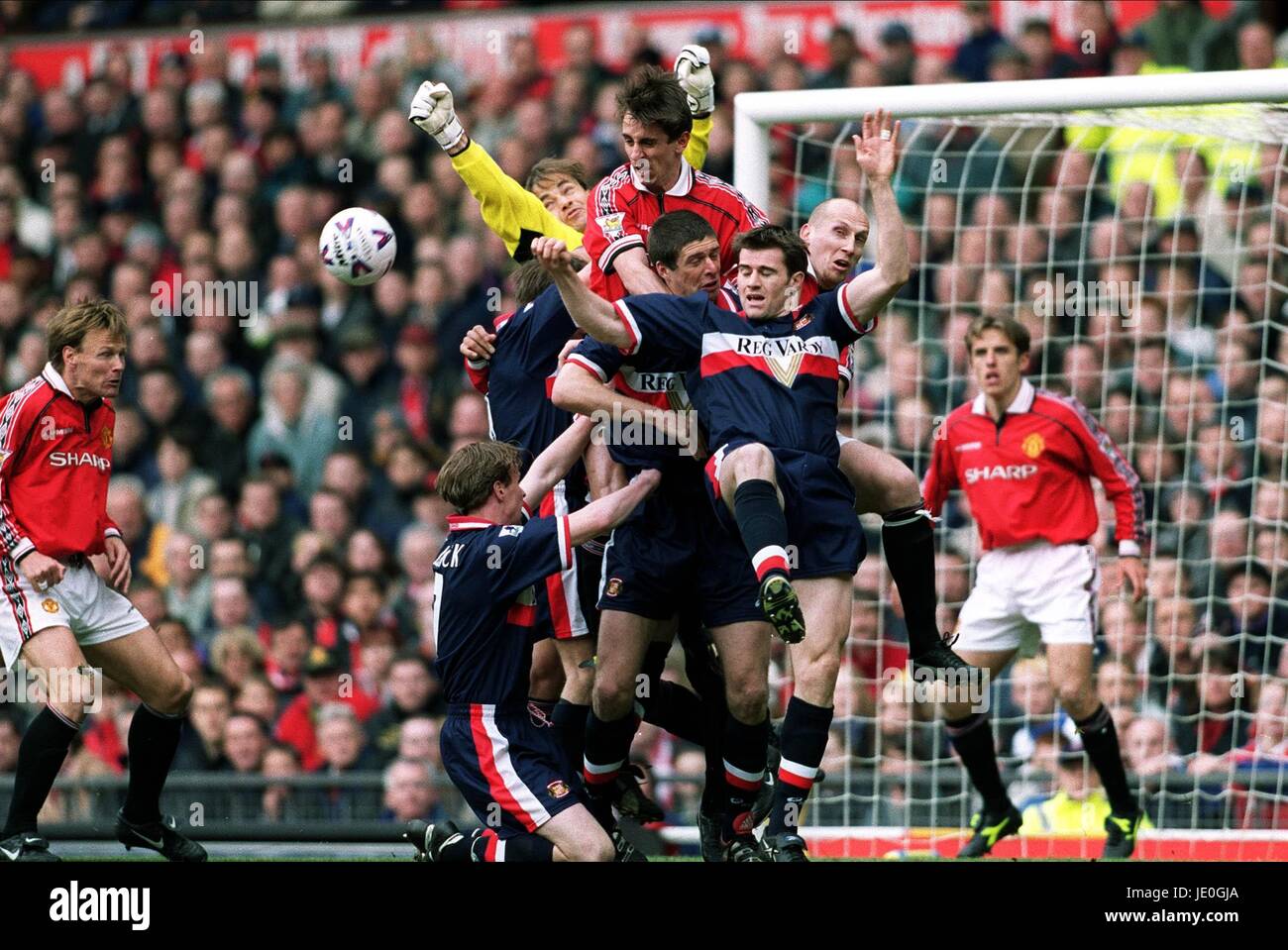 GOAL MOUTH SCRAMBLE MANCHESTER UTD V SUNDERLAND 15 April 2000 Stock ...